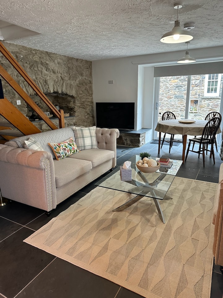 Rustic 19c Welsh Cottage At Lower Town Harbour - Fishguard