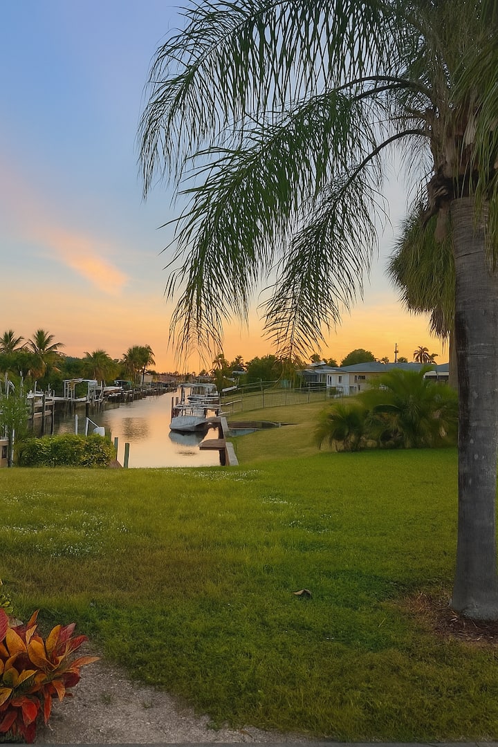Dolphin View On The Canal - Cape Coral, FL