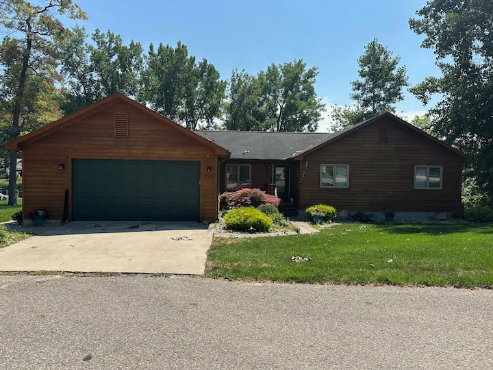 Caseville Riverside Retreat - Caseville, MI