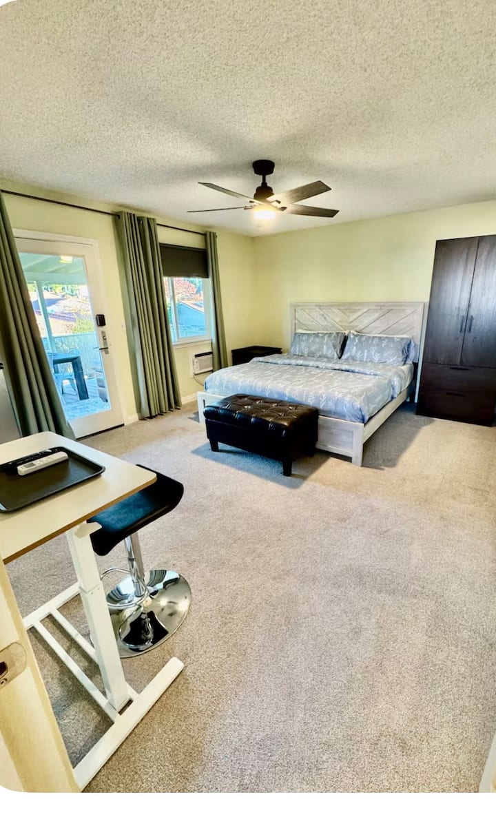 Studio With Separate Entrance, Patio, Kitchenette - Loma Linda, CA