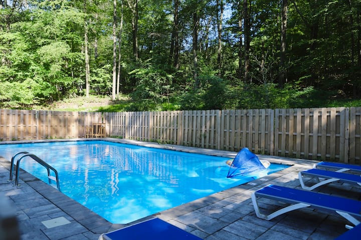 Saltwater Heated Pool • Perfect Escape
 In Warwick - Greenwood Lake, NY