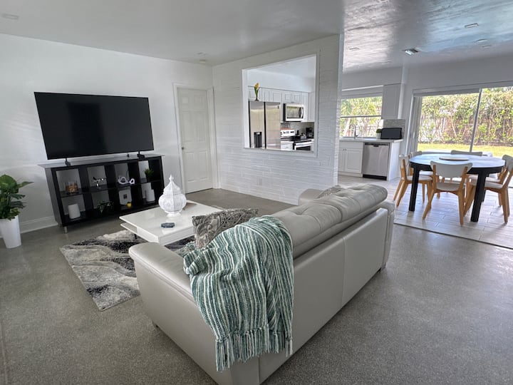 Sunny Family Getaway In Hollywood - Hollywood