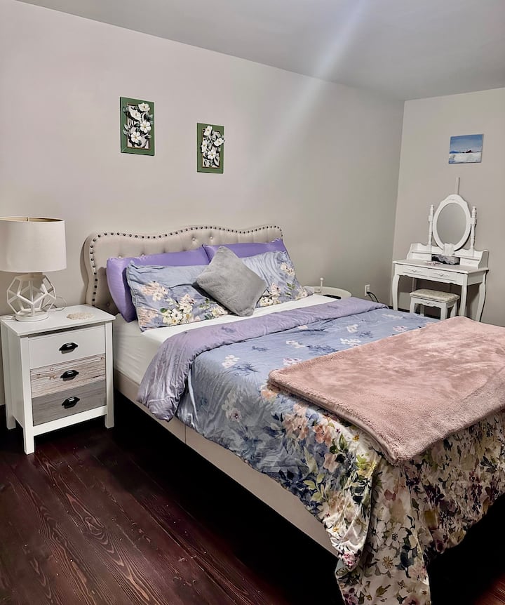 Cozy Canadian Crimson Cabin: Queen Room - Hawkesbury