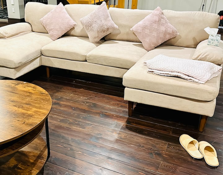 Cozy Canadian Crimson Cabin: Queen Bedroom W. Crib - Hawkesbury