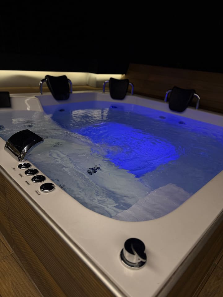 “Central House + Jacuzzi – Up To 27 Guests” - コロンビー メデジン