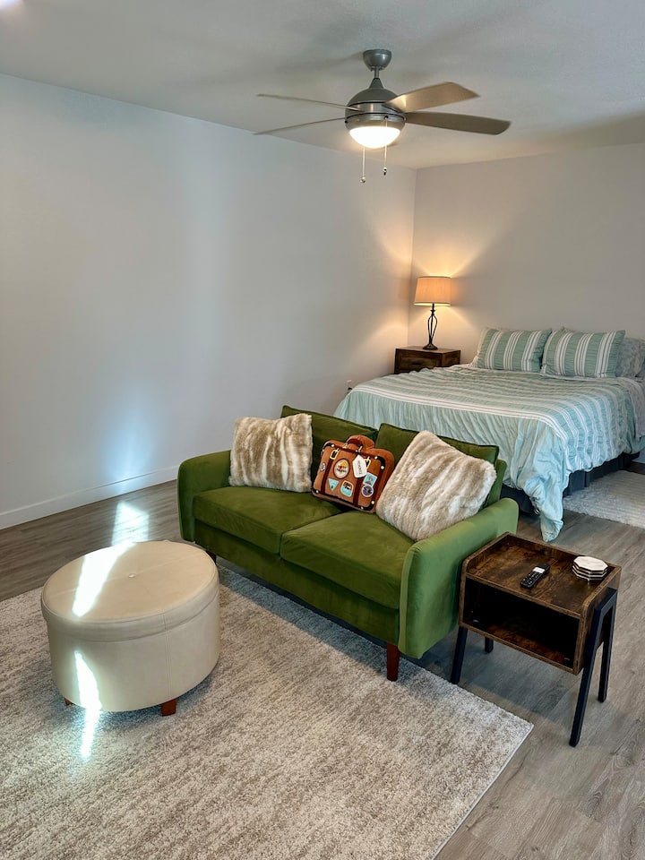 Pool-house Suite Close To All Major Hospitals - Fresno, CA