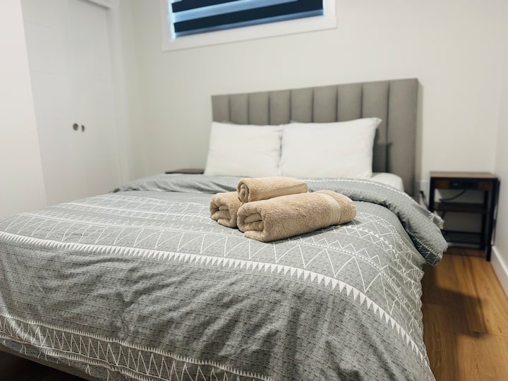 Stylish Suite|private Entry| 2 Beds| Park Pad - Cochrane