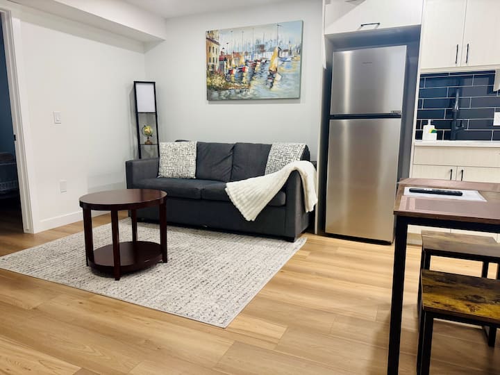 Rockies Retreat |Cozy Modern Suite, Mountain Vibes - Cochrane