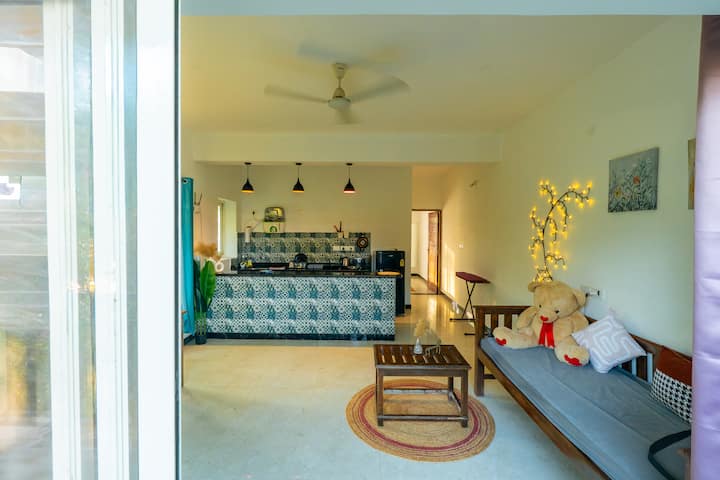 Riverview Cozy | Balcony | Kitchen | 10 M To Beach - 고아