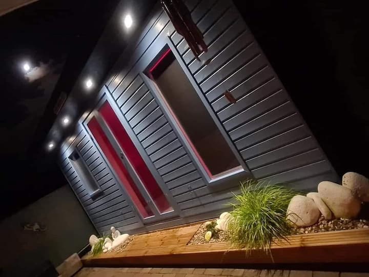 Beach Hut & Private Courtyard - Scarborough