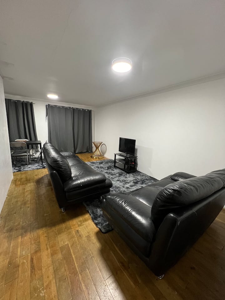 A Whole Cozy House Just For You - Dagenham