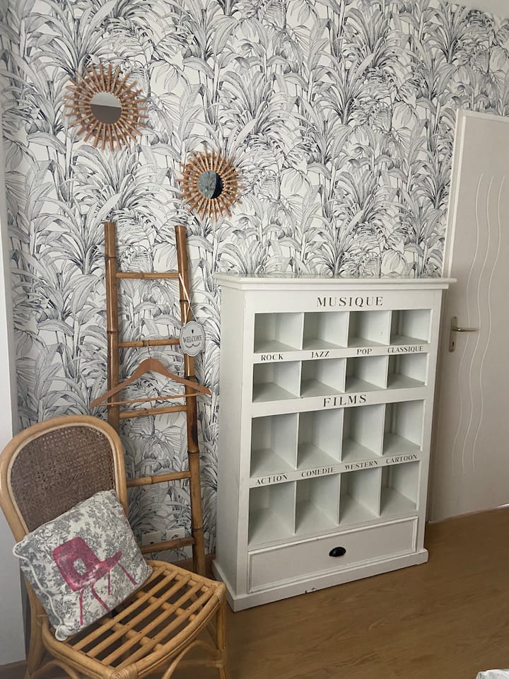 Chambre Et Salle De Bain Dans Maison Individuelle. - Dinan