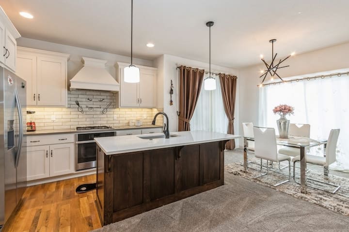 Modern Luxe Getaway. - Lawrence, KS