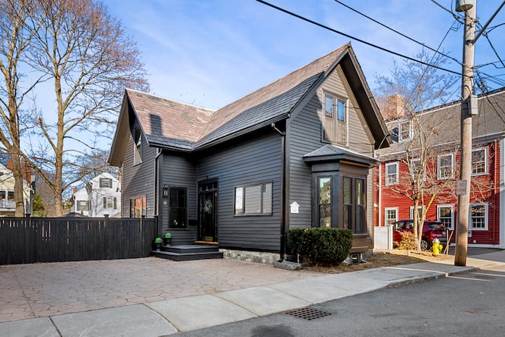 The Salty Witches Cottage - Salem, MA