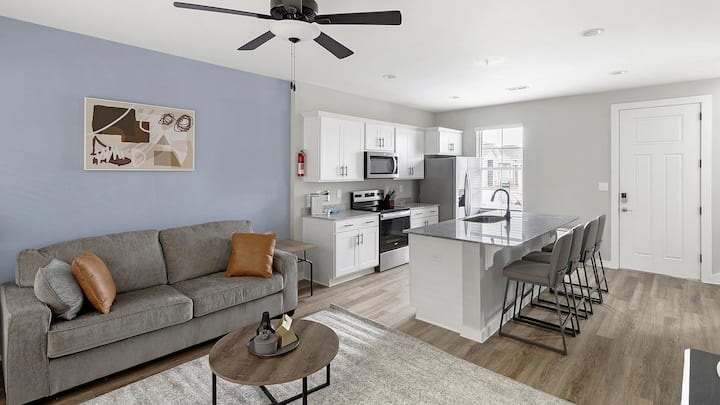 Landing | Stylish 2bd, Pool, Clubhouse - Huntsville, AL