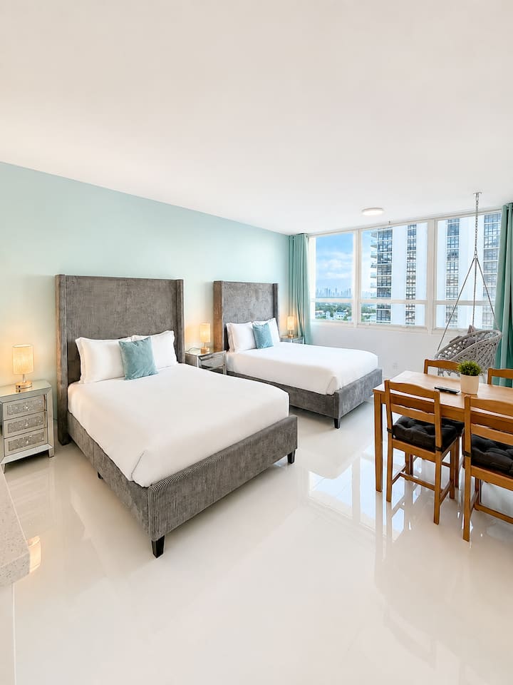 Remodeled Bay View | Pool+beachaccess+valetparking - Miami Beach, FL
