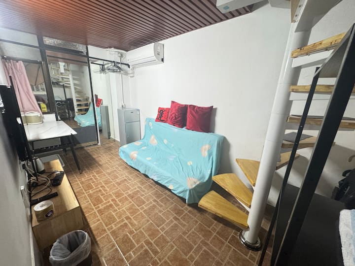 旺角地鐵站全新裝修 露台福式兩房一廳370呎 大房大廳乾淨整潔 - Sheung Wan