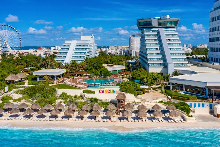 Beachfront Resort Condo · 7 Guests · 3 Pools - Cancún
