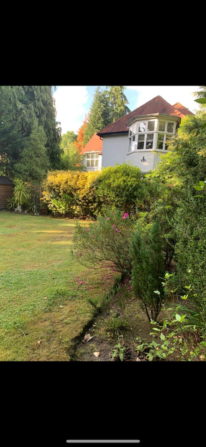 Cosy Surrey Maisonette - Woking