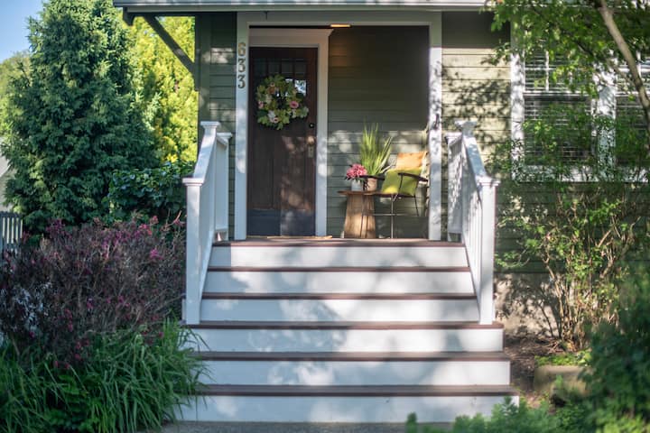 Downtown Retreat With Cottage & Private Yard - Saugatuck, MI