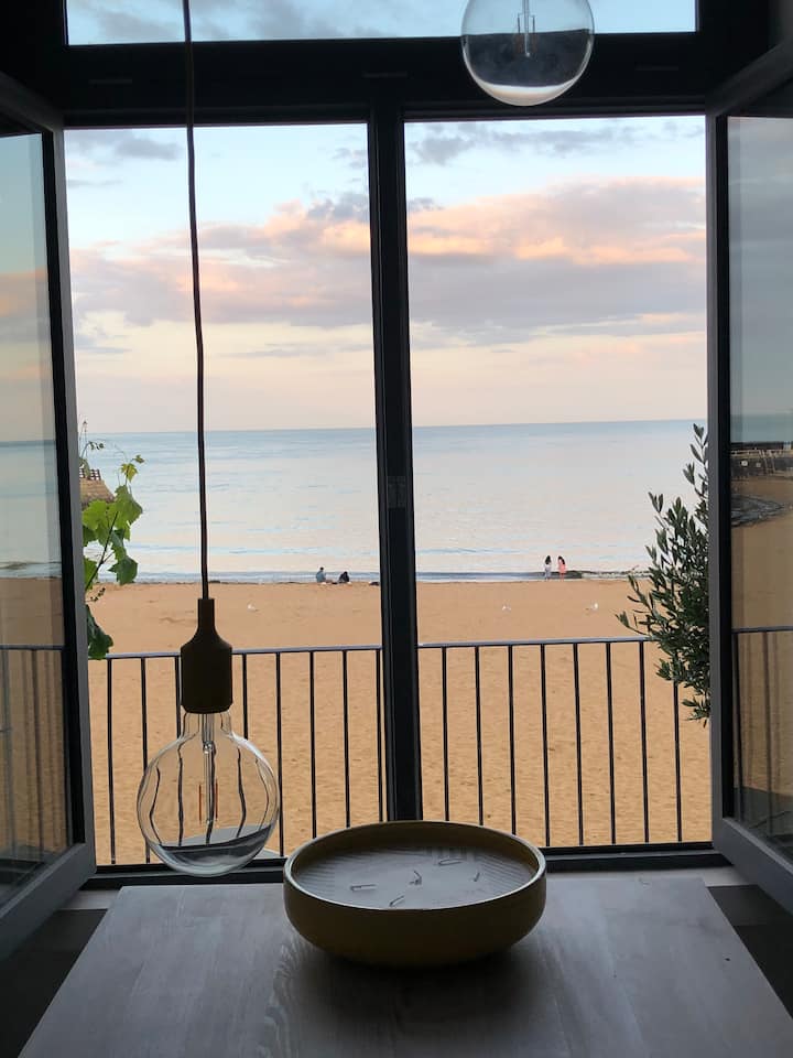 Beautiful Appt Right On The Beach, Stunning Views - Broadstairs