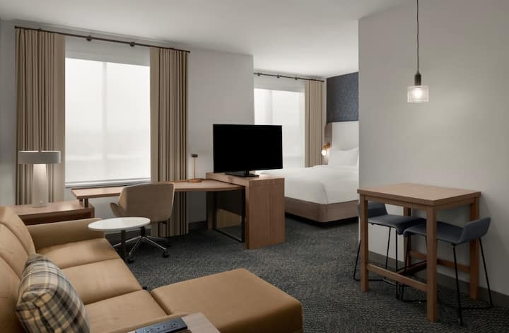 Stylish 3 Kitchen Suites W/ Parking & Breakfast - Boise, ID