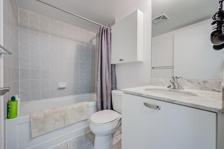 2 Br 1 Washroom Unit In Heart Of Downtown - Markham, Canada