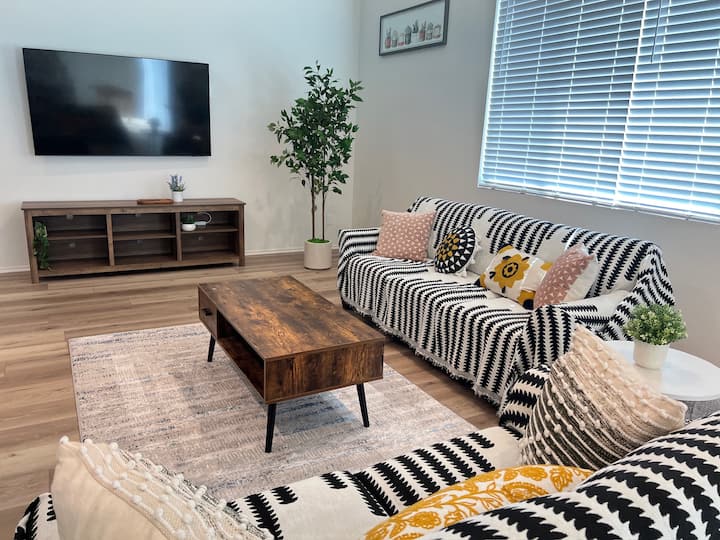 Monthly 10% Off - Modern Big New Home Close To All - Victorville, CA