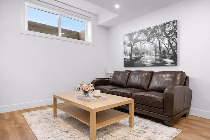 2br | Laundry & Parking | Near U Of C - カルガリー