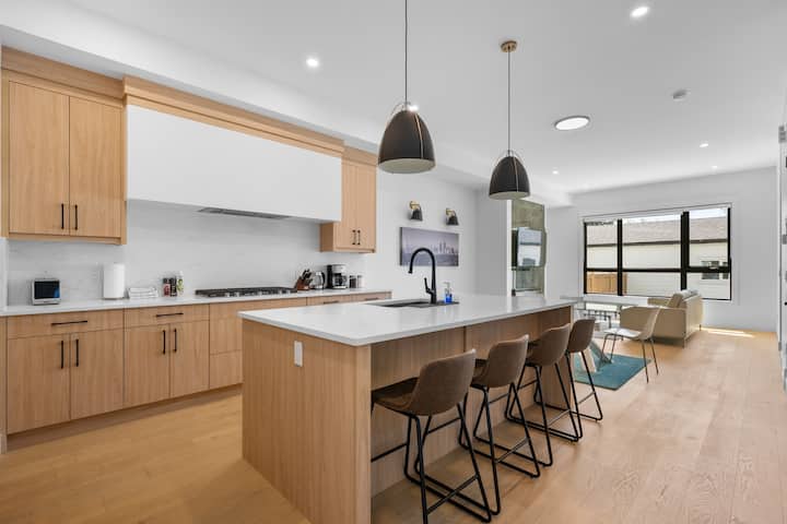 New 3bd/2b | Close To Mcmahan Stdm | Uofc | Ctrain - Calgary