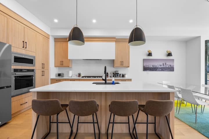 New 3br Home W/ Ac + Free Parking Near Uofc - Calgary