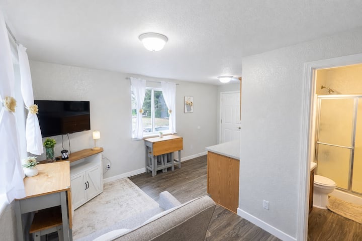 Small Farm Cottage - Redmond, OR