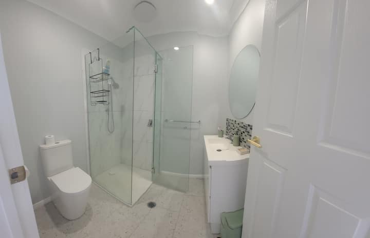 Modern Basement Bedroom & Ensuite - Wodonga