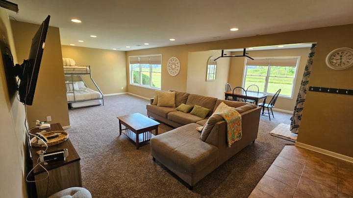 Private Basement Suite- Full Kitchen, Bath & Entry - Rice Lake State Park, Owatonna