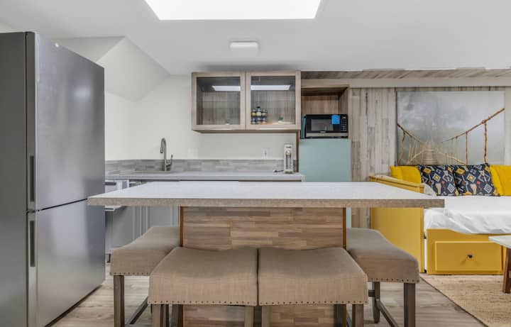 Spacious King Suite W/ Kitchenette - Kansas City, MO