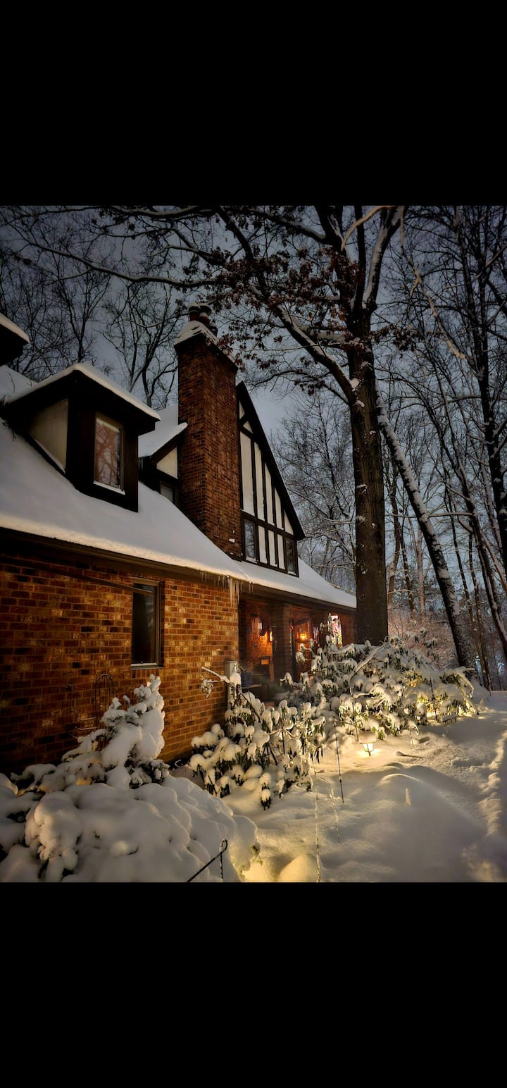 Tudor In Kent - Double Bed - Kent, OH