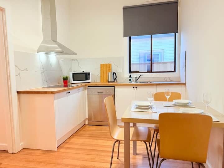 Spacious Yarraville 1br | Laundry, Parking & Yard - Avustralya