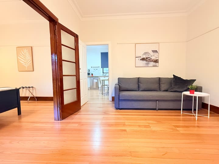 Spacious Yarraville 1br | Laundry, Parking & Yard - Tottenham
