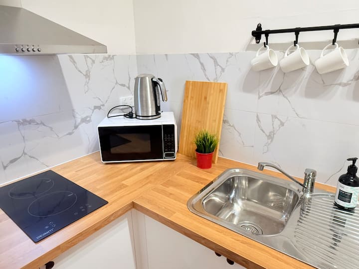Yarraville 1br | Kitchen, Laundry & Parking - Williamstown