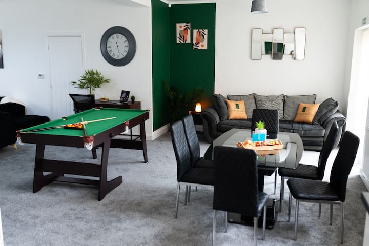 4br Home • Sleeps 9 • Free Parking • Fast Wifi - Leicester