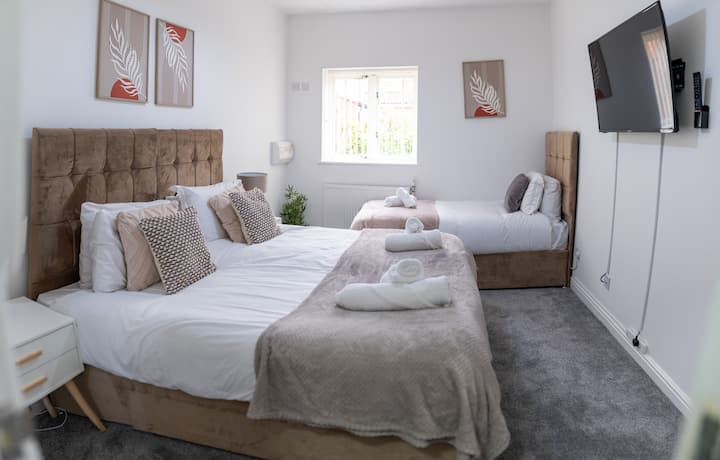 4br Home • Sleeps 9 • Free Parking • Fast Wifi - Loughborough