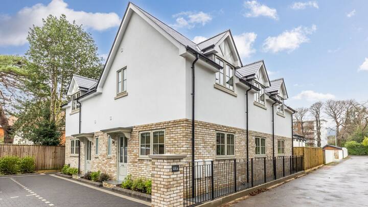 Chine Wanderer | Near Sandbanks, Garden, Parking - Bournemouth
