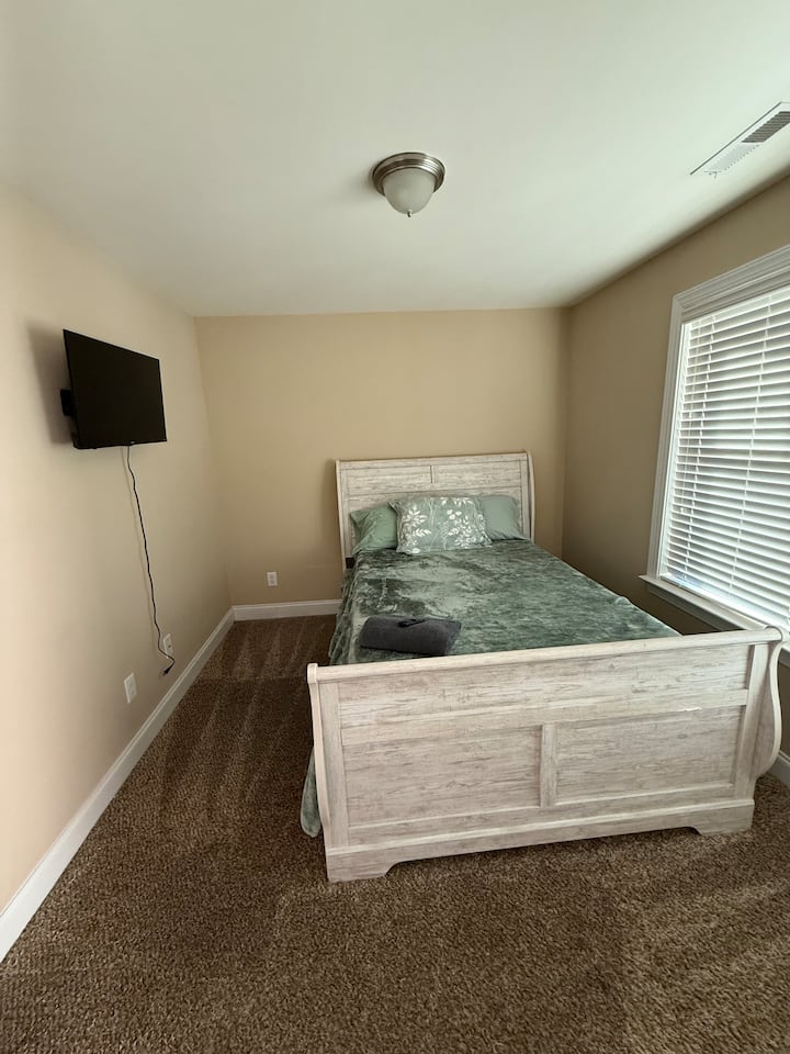 Room With Private Bath With Tv - Apex, NC