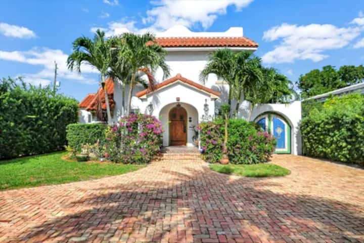 Upstairs Bedroom Historic Home Golf Course. Ocean - Atlantis, FL