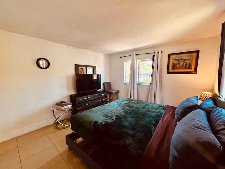 Family Friendly 3 Bedroom Flat! - Fort Lauderdale