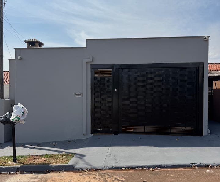 Casa Cinza Em Londrina - Londrina