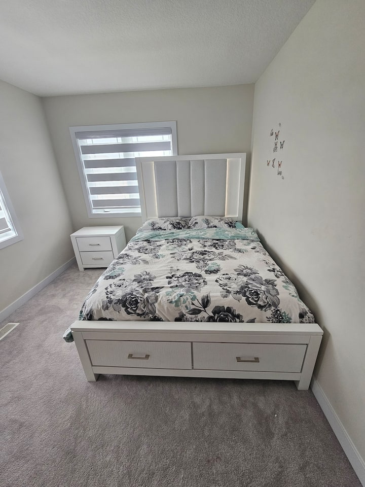 1 Quiet Room With Canal View Available. - Port Colborne