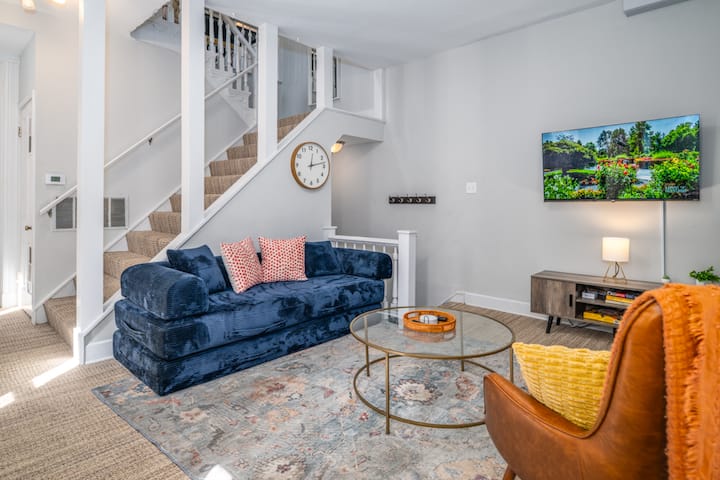 Mt Adams 2br | Deck Views | King Bed | Sleeps 6 - Cincinnati, OH