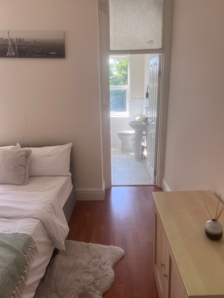 Ensuite Room In A 4 Bed House - Royal Leamington Spa