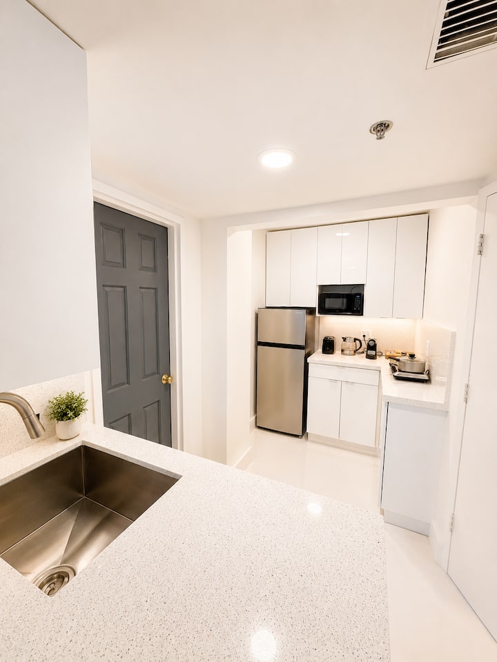 Remodeled Bay View | Pool+beachaccess+valetparking - Miami Beach, FL